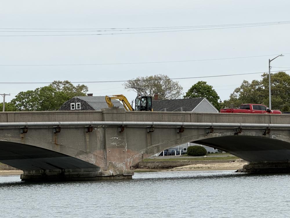 Onset beaches back open after pipe leaks sewage into bay | Wareham